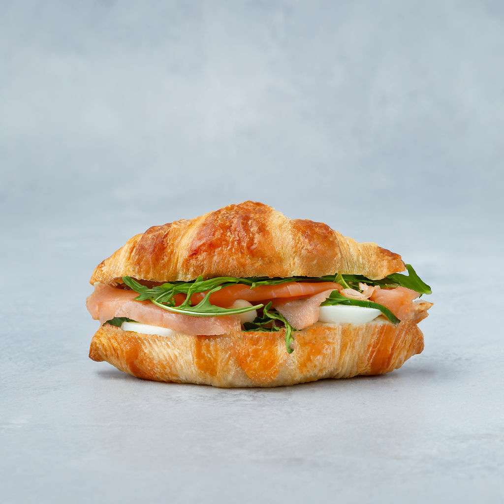 Kruasanas su rūkyta lašiša, agurkais, kiaušiniais, rukola. | Evento Food